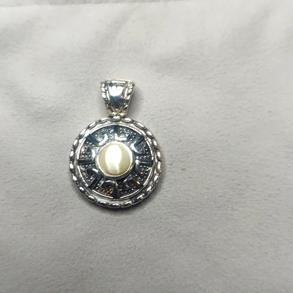 Rowan | Jewelry | Silvertone Pendant | Poshmark